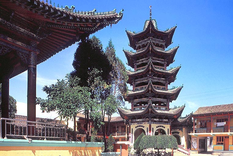 臨夏の老王寺。 再建寺院内に、ミナレットとしての五重塔がそびえる。